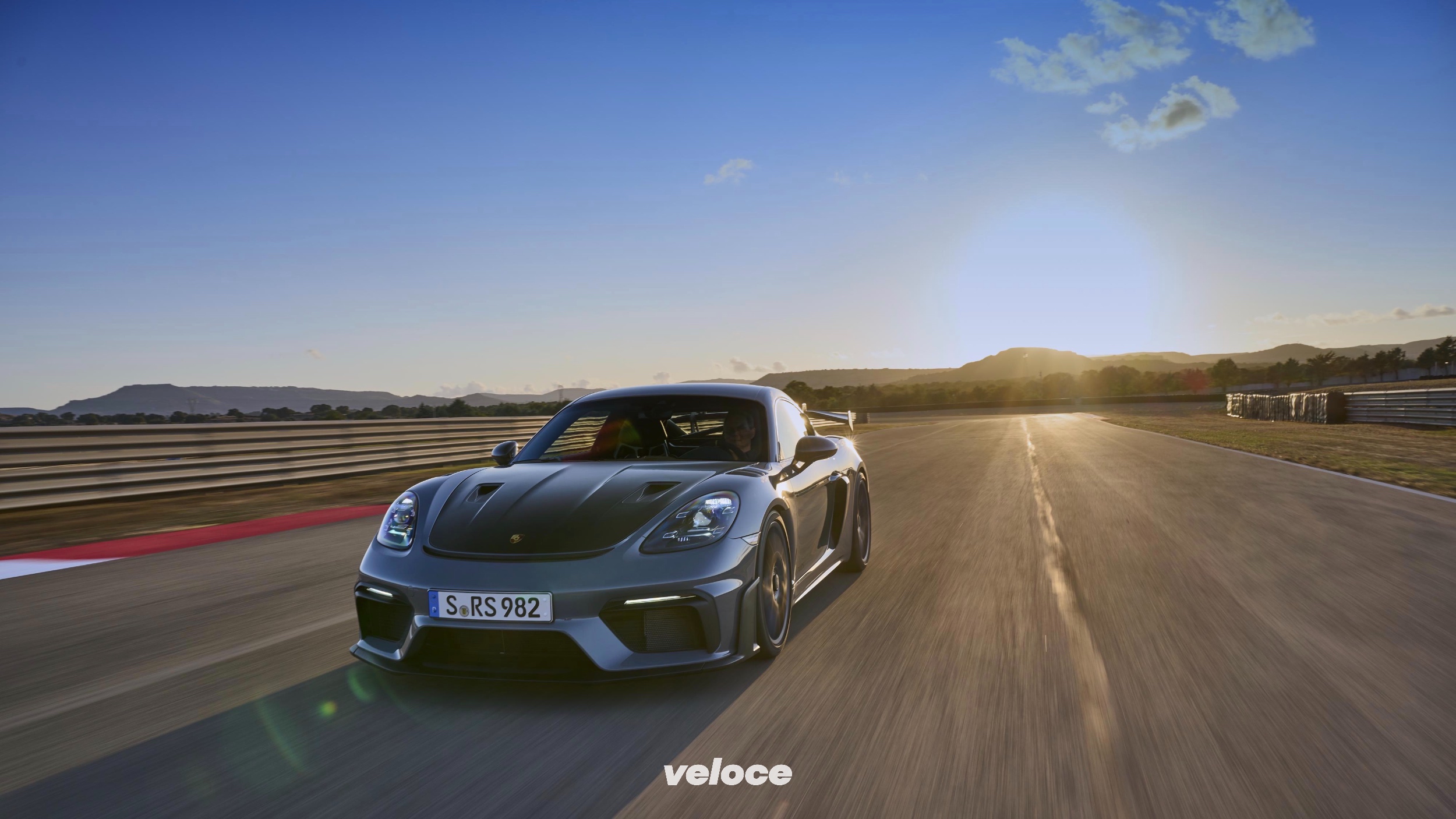 Porsche, la Cayman GT4 ora è anche RS - Veloce