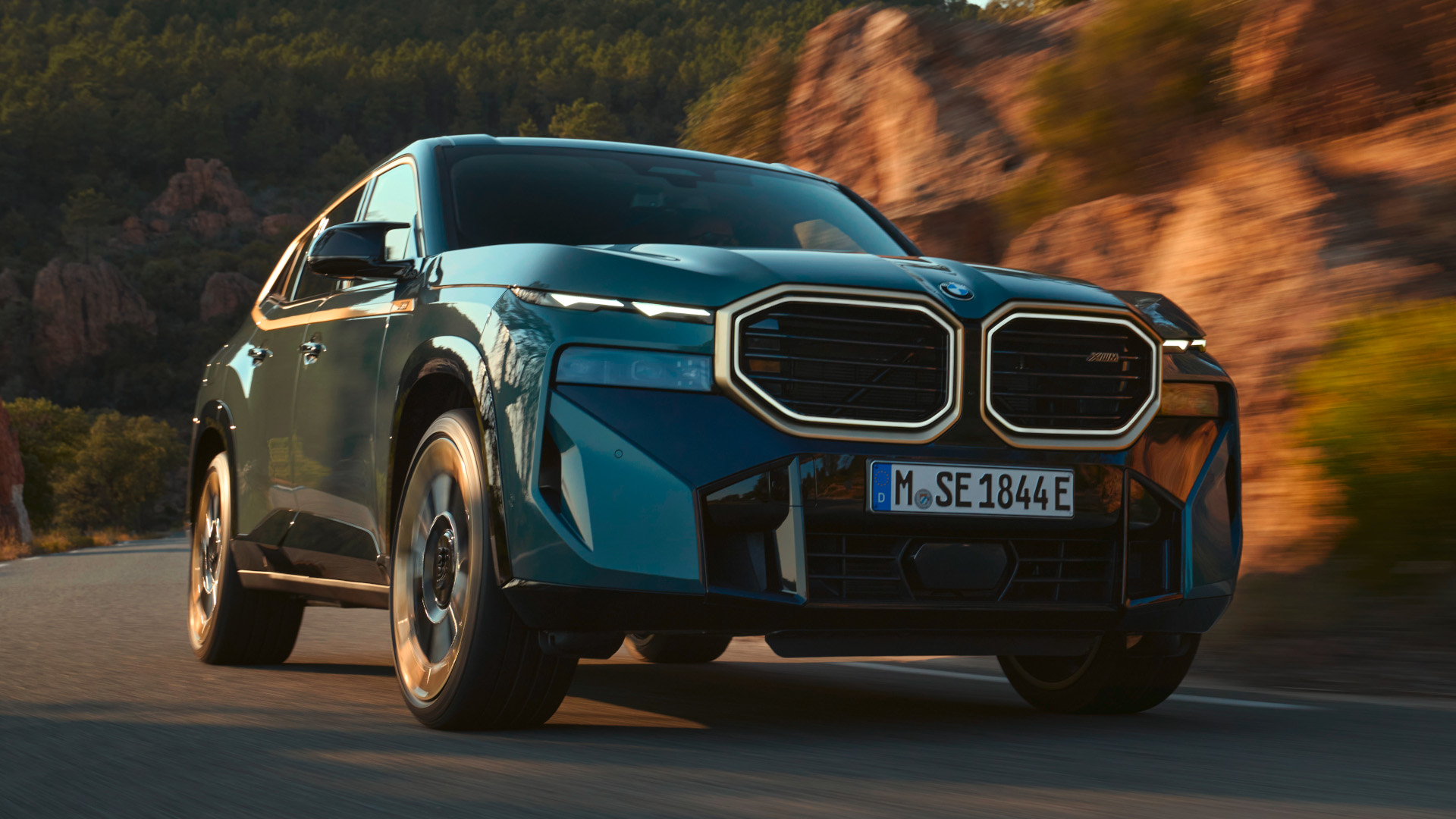 BMW XM: la prima ibrida firmata dalla Motorsport è un vero mostro - Veloce