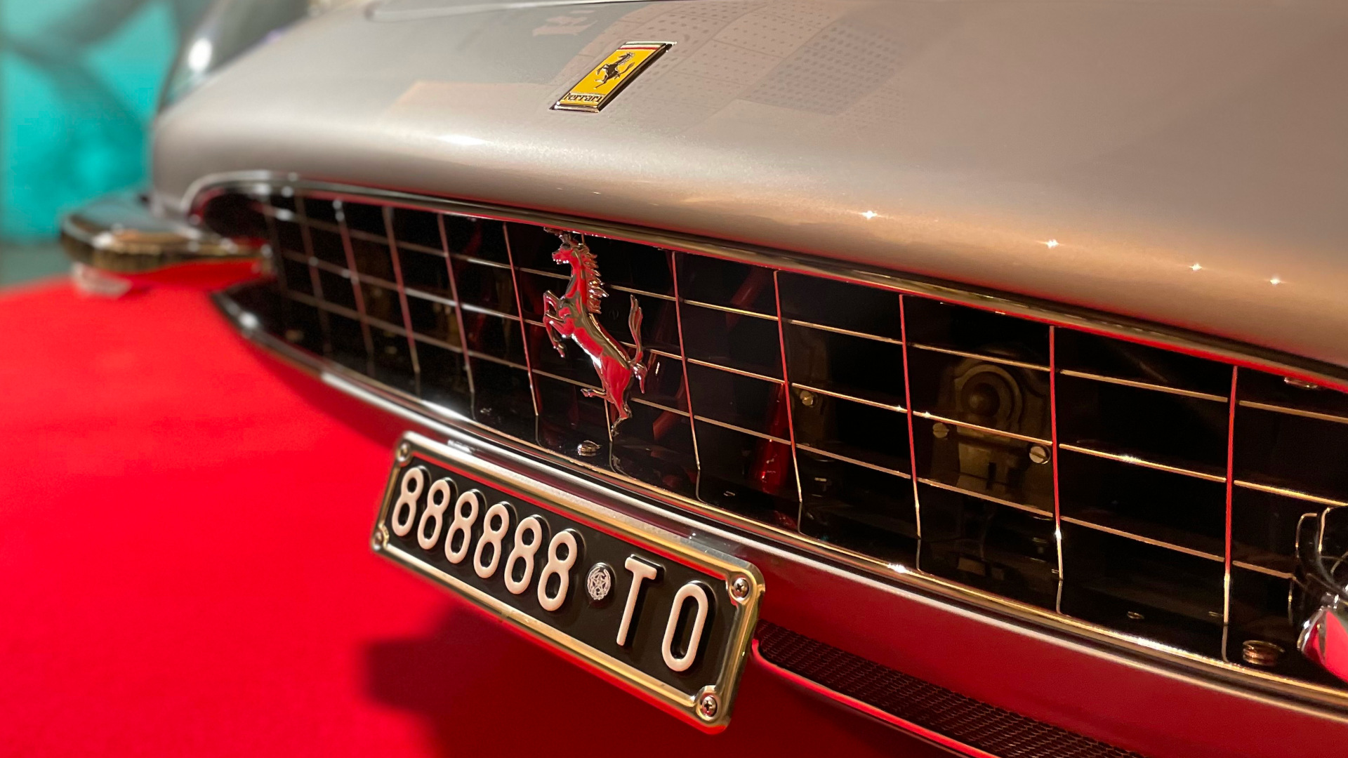 Sbaglio o questa Ferrari ha tre posti? - Veloce