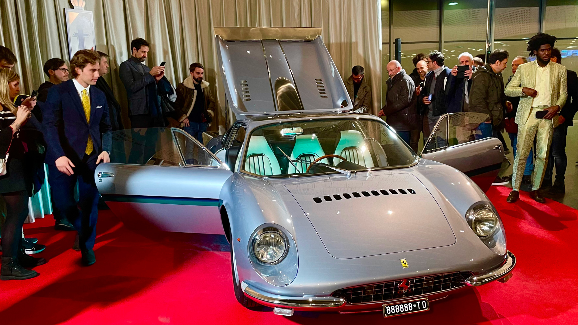 Sbaglio o questa Ferrari ha tre posti? - Veloce