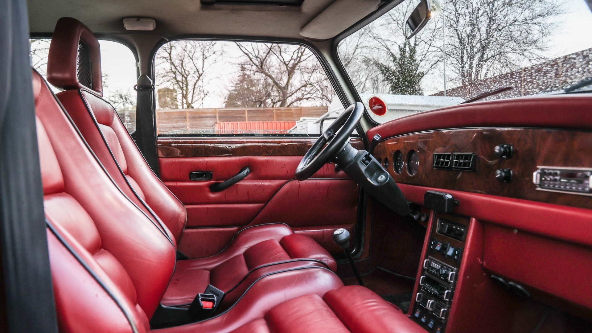 È una brutta Mini ma sa di Aston Martin - Veloce