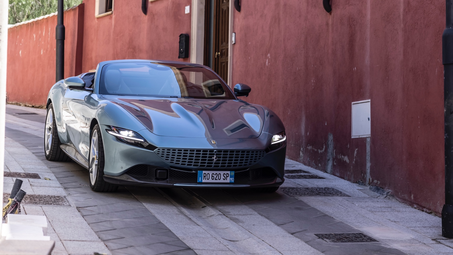 Ferrari Roma Spider: da corsa in abito da sera - Veloce