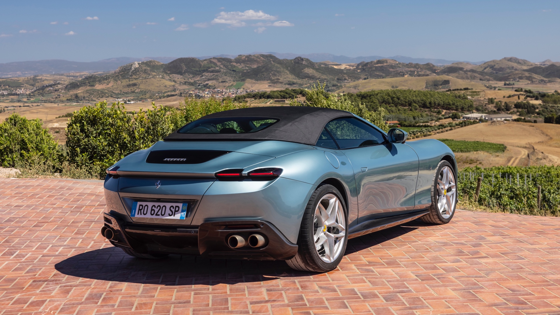 Ferrari Roma Spider: da corsa in abito da sera - Veloce