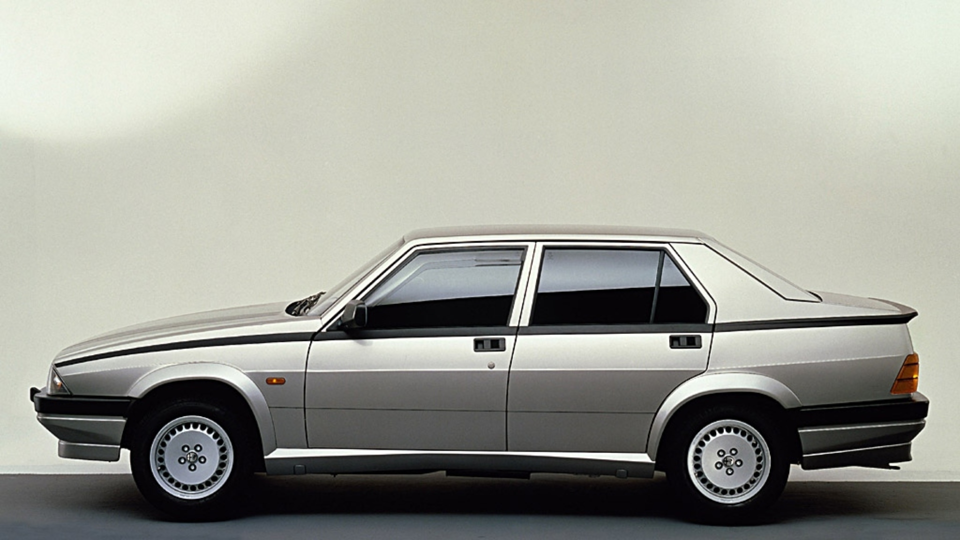 Listino Alfa Romeo 75 - prezzo - scheda tecnica - velocità - Veloce