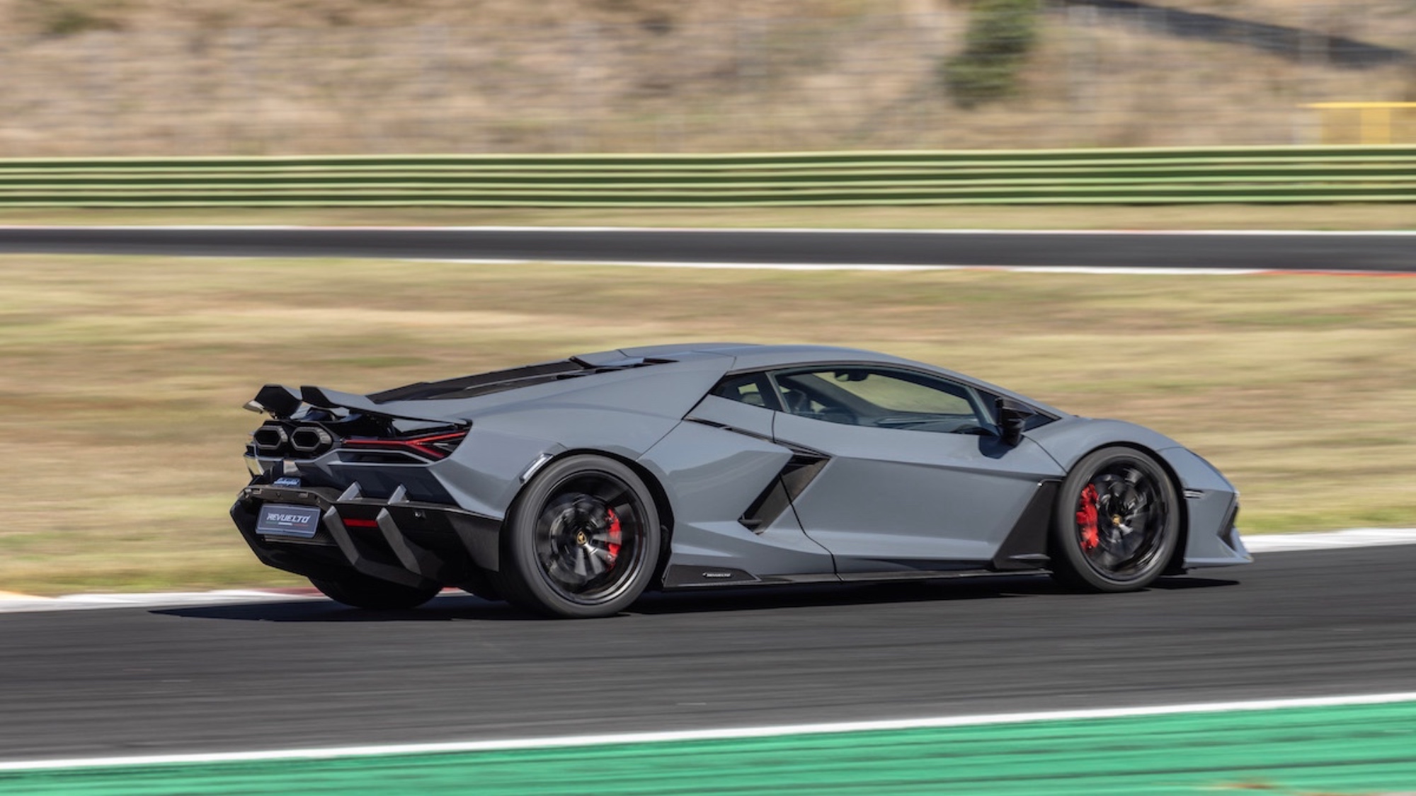 Come te nessuno mai: in pista con la Lamborghini Revuelto - Veloce