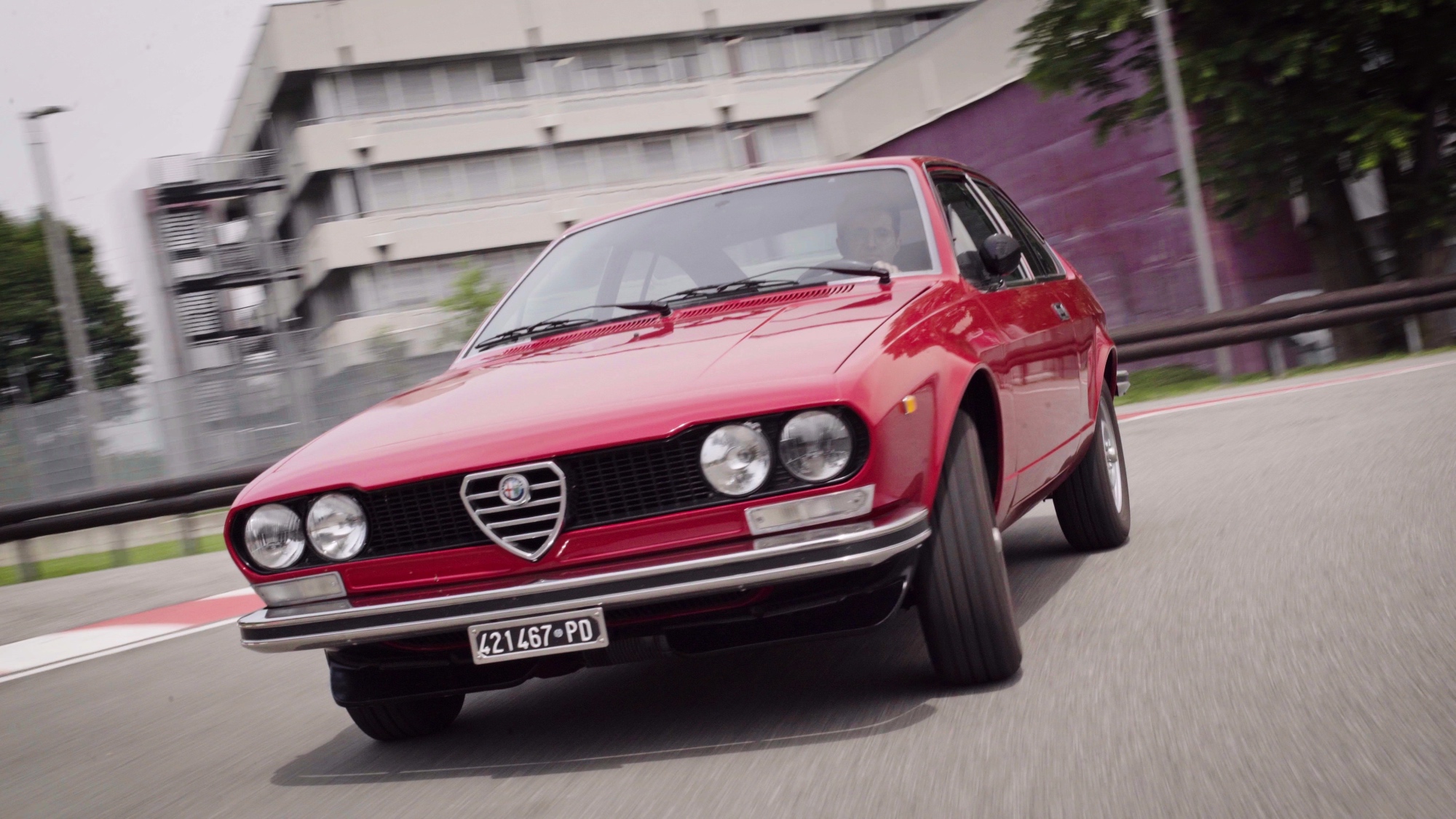 In pista con l'Alfa Romeo Alfetta GT, 50 anni dopo - Veloce