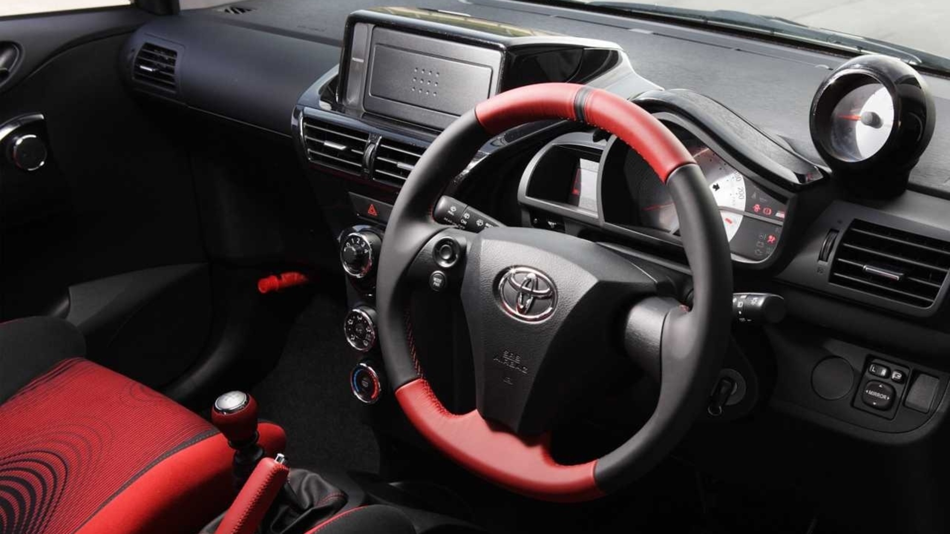 Questa Toyota IQ ha mangiato un chilo di peperoncini a colazione - Veloce